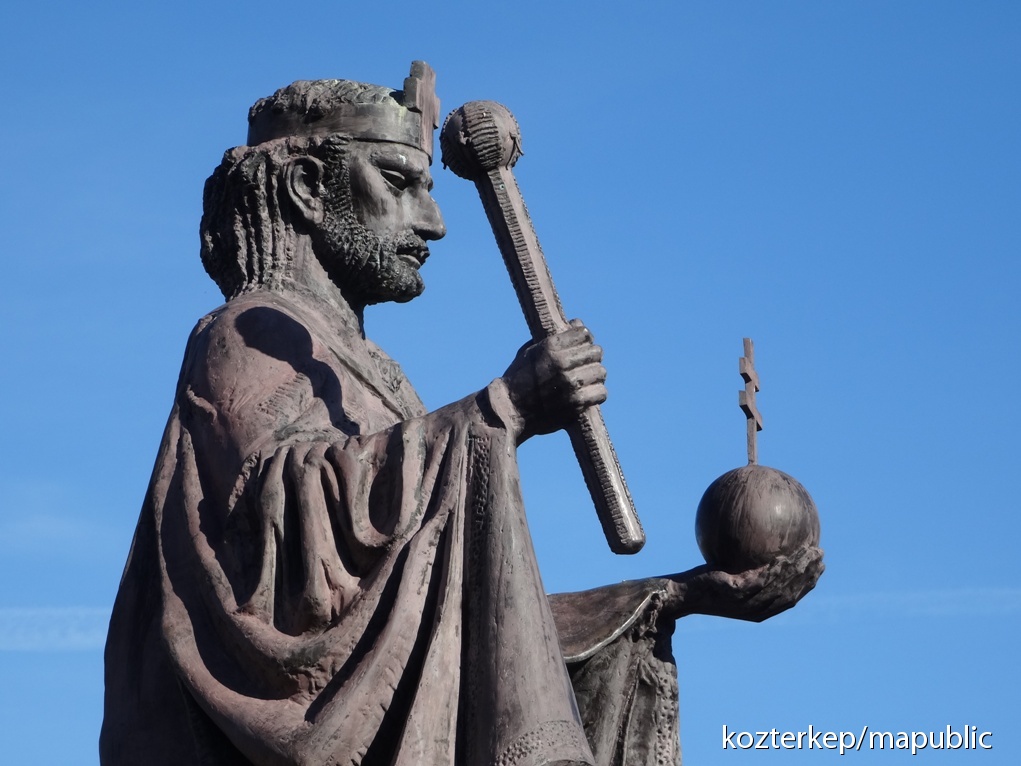 Hármas halom emlékmű: Szent István – Köztérkép