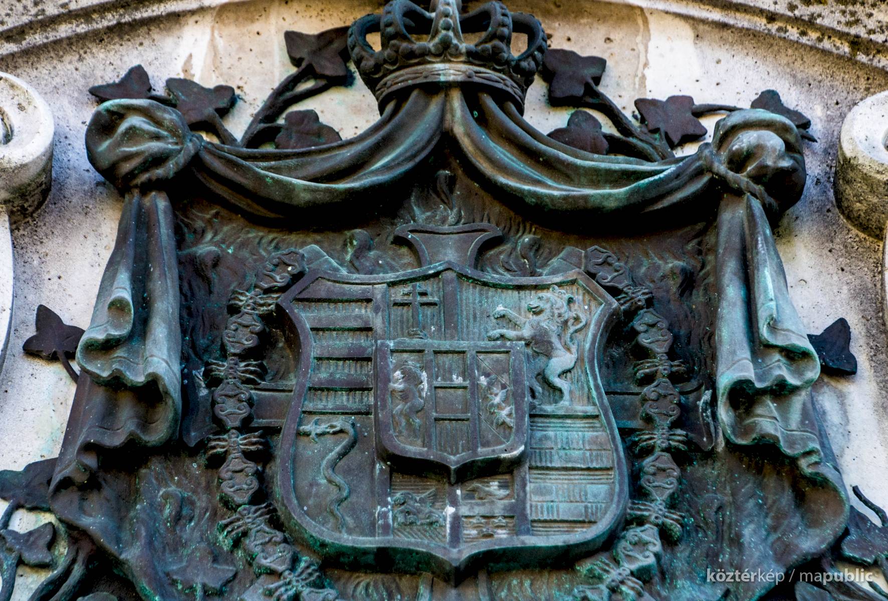 Habsburg-kripta címere – Köztérkép