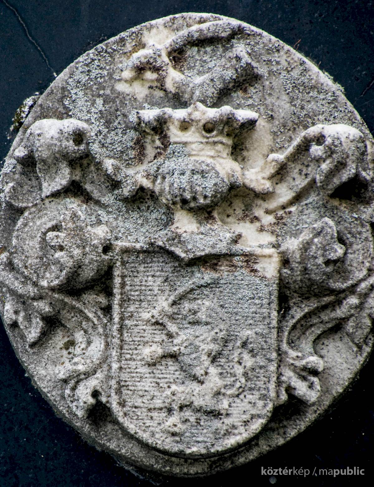 A Szerdahely család nemesi címere – Köztérkép