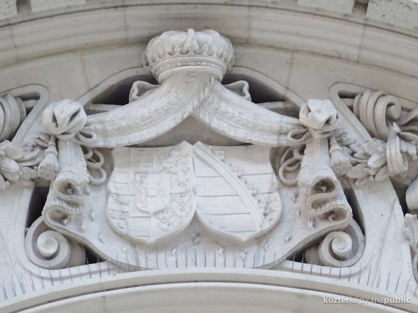 A Klotild palota címere – Kígyó utcai kapu – Köztérkép